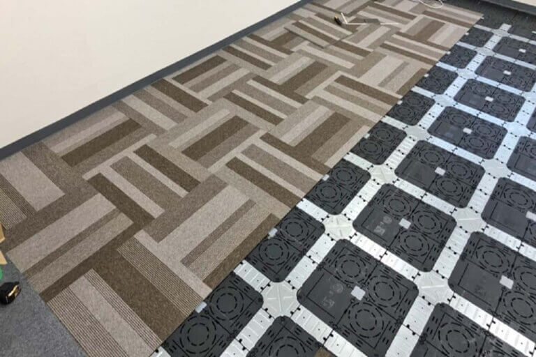 OAフロアとは？ 種類ごとのメリットと選び方を徹底解説 - パーテーション工事・間仕切工事のオフィスボール株式会社