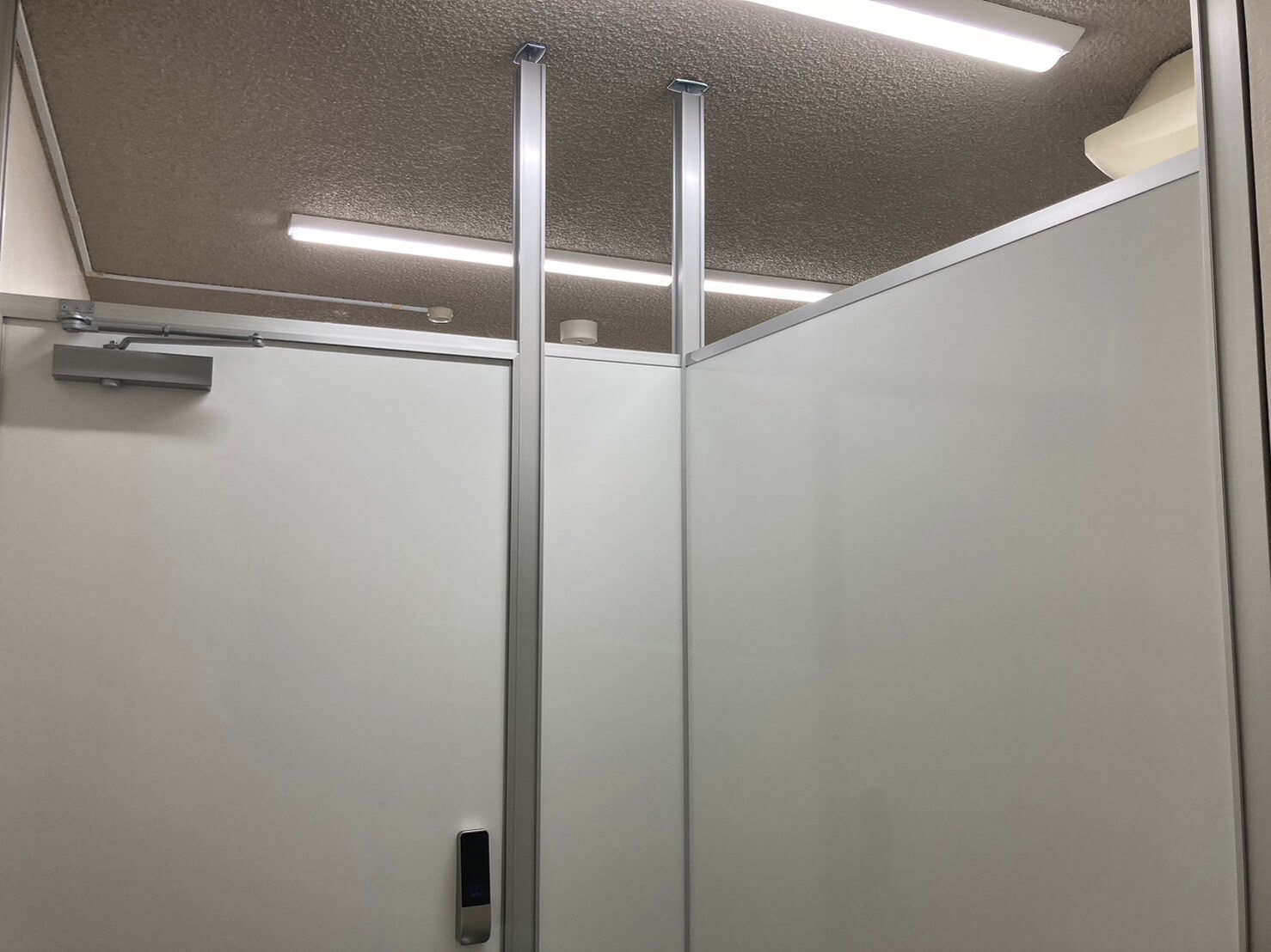 【新宿区案件】セキュリティ錠付きアルミパーテーション - パーテーション工事・間仕切工事のオフィスボール株式会社